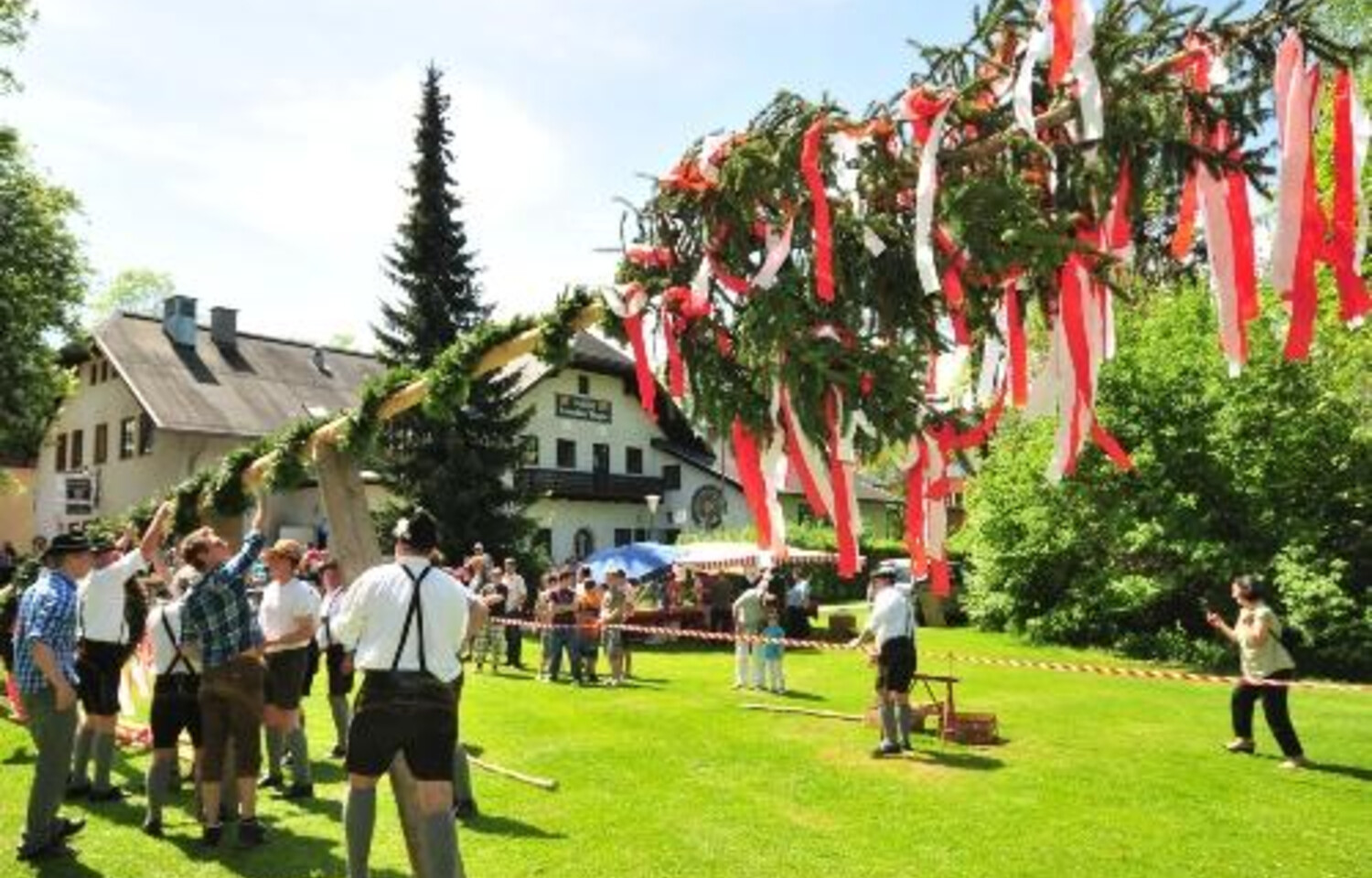 Setting up the maypole : salzburg.info
