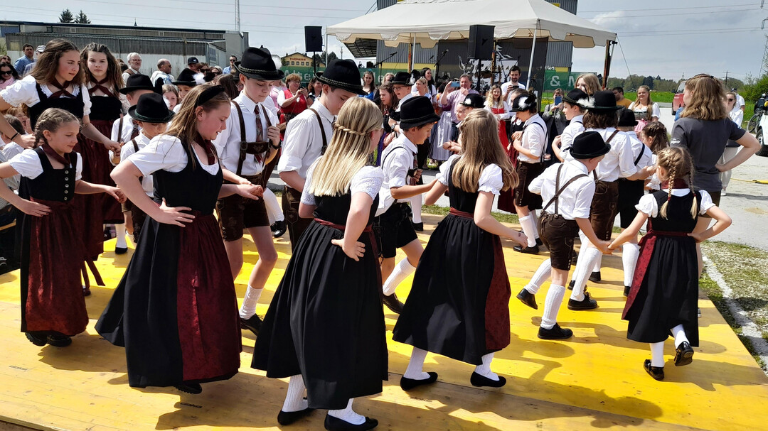 Maypole raising, Eugendorf : salzburg.info