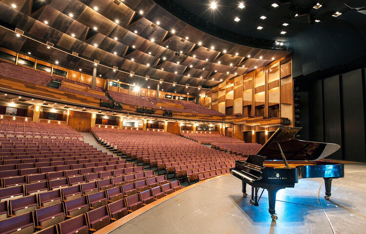 Orchestral concert featuring works by Tchaikovsky and Schumann