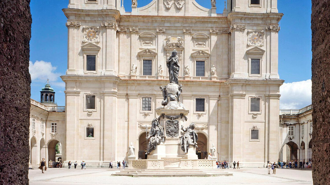 Cathedral Square & Statue of Mary : Squares & Streets in Salzburg