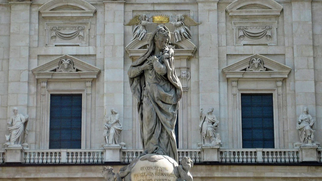 Cathedral Square & Statue of Mary : Squares & Streets in Salzburg