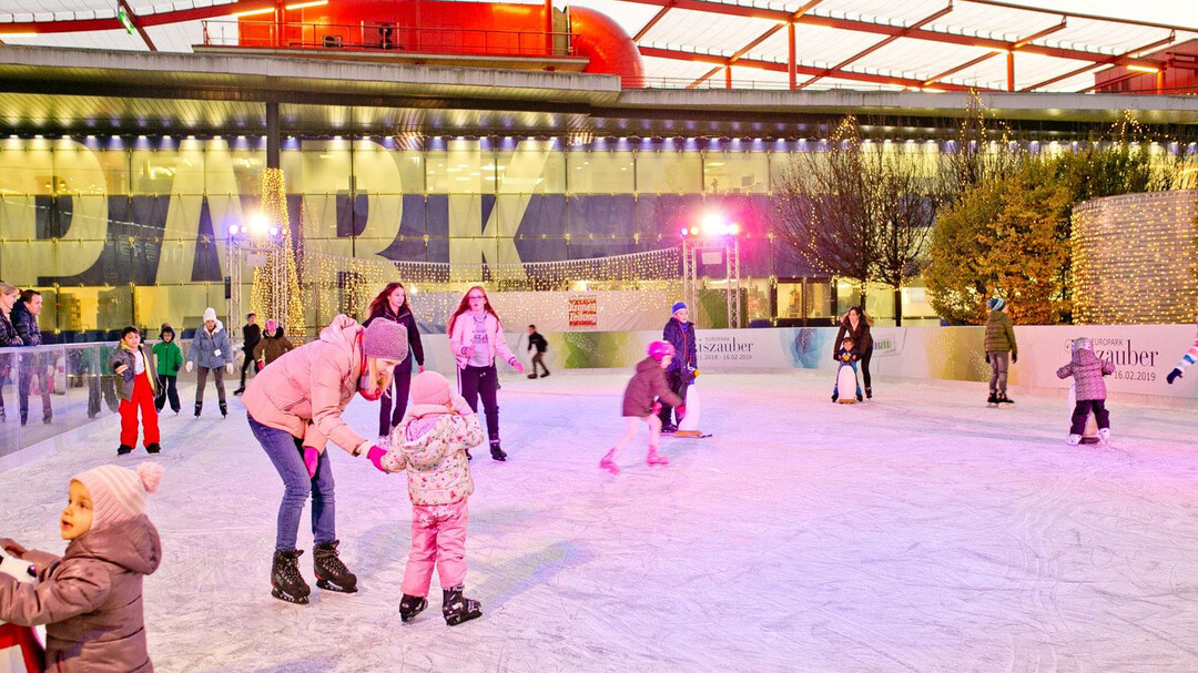 Gratis-Eislaufplatz auf der EUROPARK Piazza : salzburg.info