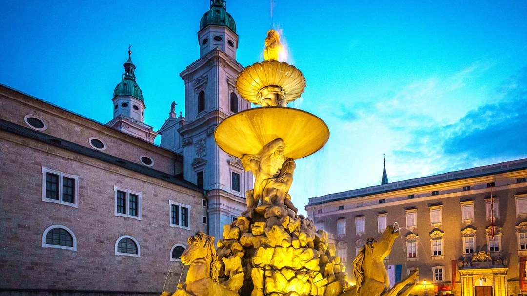 Residenzplatz & Residenz Fountain : Squares & Streets in Salzburg